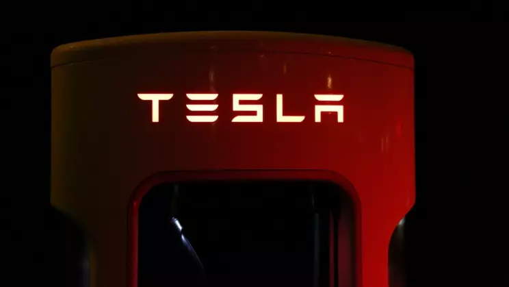 U-Elon Musk Uthi I-Tesla Izovula Amashaja Amakhulu Kwamanye Ama-EV