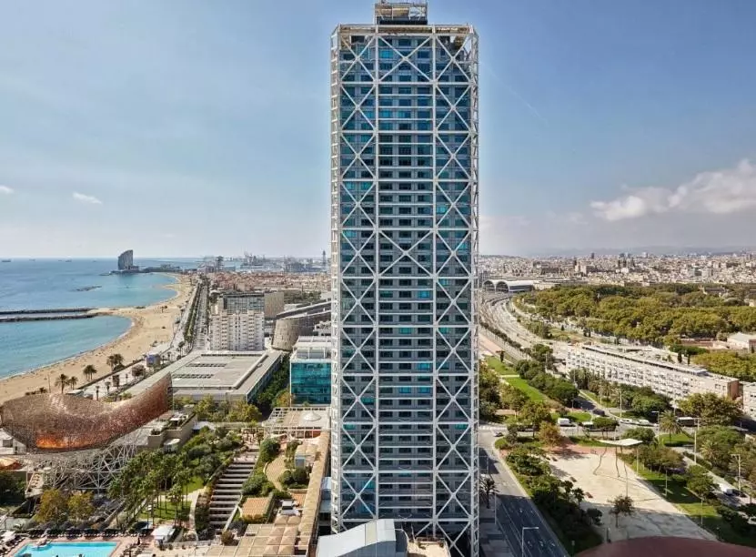 Exoskelettstruktur längs stranden i Barcelona