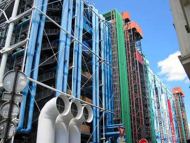 Farbcodierte Haustechnik des Centre Pompidou