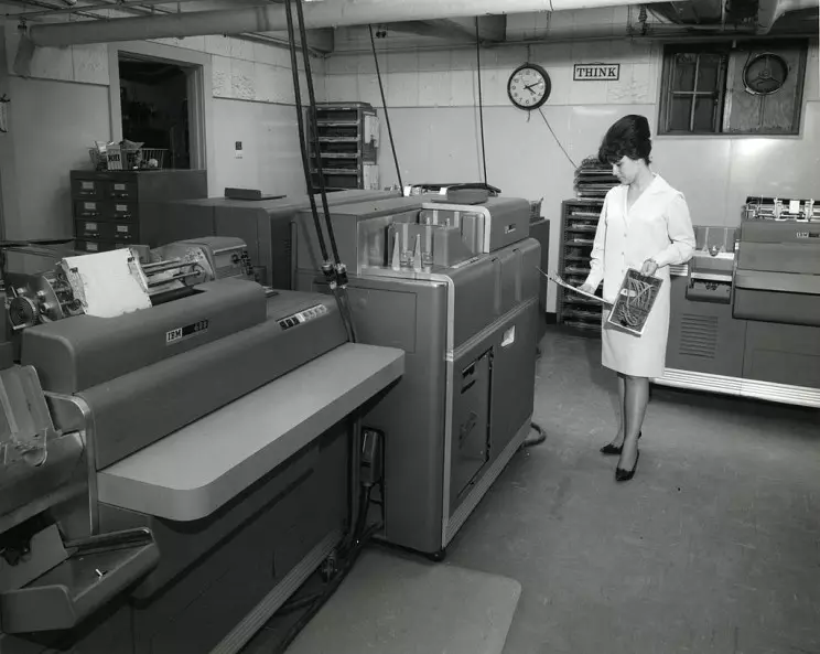 vecchia tecnologia ancora in uso IBM 402