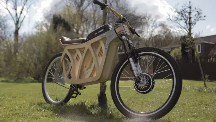 Zeitgenössischer Designer baut Scrambler E-Bike aus Holz