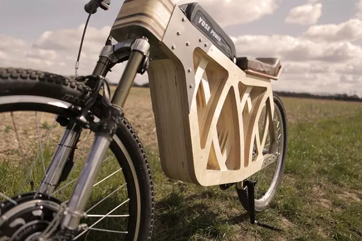 Zeitgenössischer Designer baut Scrambler E-Bike aus Holz