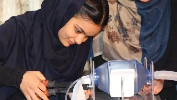 Ang All-Girls Robotics Team ng Afghanistan ay Desperadong Lumalaban para Makatakas sa Bansa