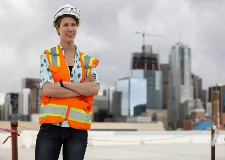 סטודנטית להנדסה עוזרת להקים בניין של 50 מיליון דולר בקמפוס שלה
