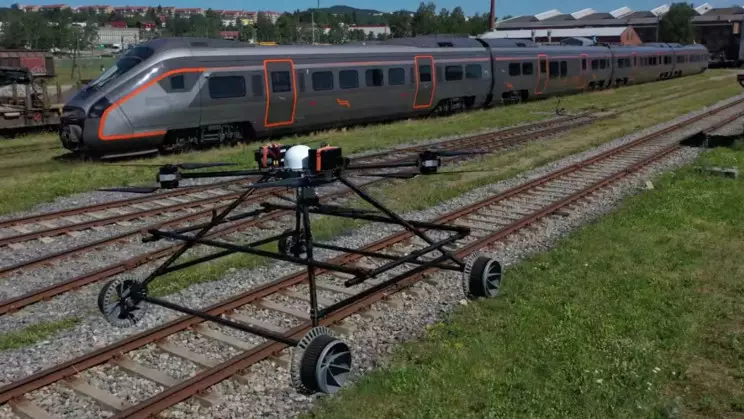 Nije ynspeksje drone rydt de spoaren, fljocht fuort as in trein ferskynt