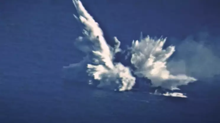 Žiūrėkite „Torpeda Destroy Ex-USS Ingraham Fregate“.