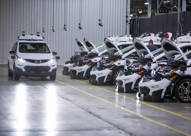 General Motors bëhet prodhuesi i parë i automjeteve që prodhon në masë makina vetë-drejtuese