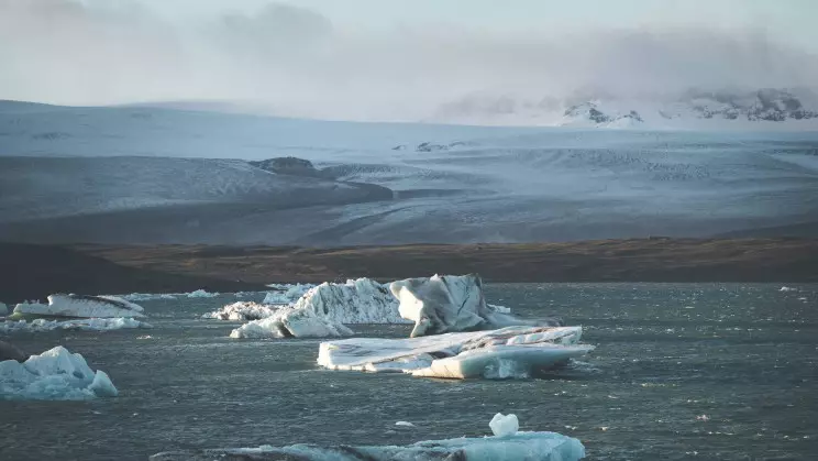 Cov kws tshawb fawb tshawb nrhiav tsis tau-ua ntej-pom Island Tawm ntawm Greenland's Coast