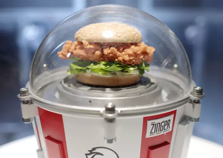 ŽIŪRĖKITE TIESIOGIAI: KFC iš tikrųjų siunčia sumuštinį su vištiena į kosmosą