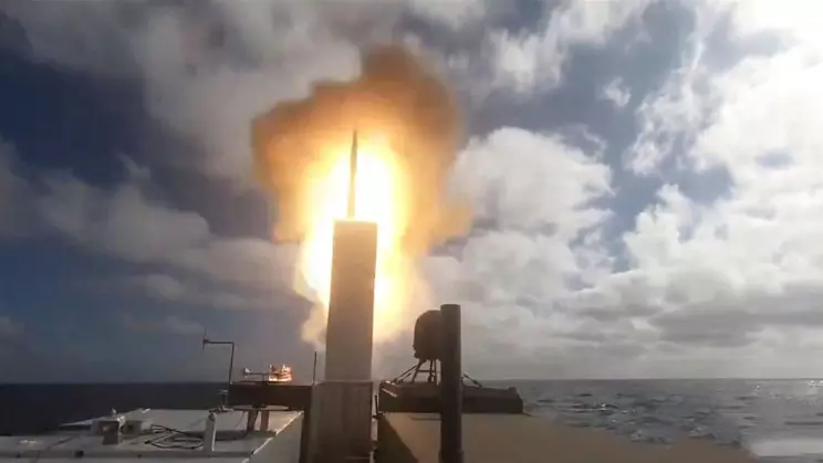 Nézze meg, ahogy az amerikai haditengerészet rakétát lő ki pilóta nélküli „szellemflotta” hajóval