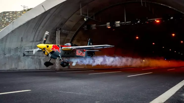 Usa ka Stunt Pilot Bag-o lang nabuak ang World Tunnel Flight Record