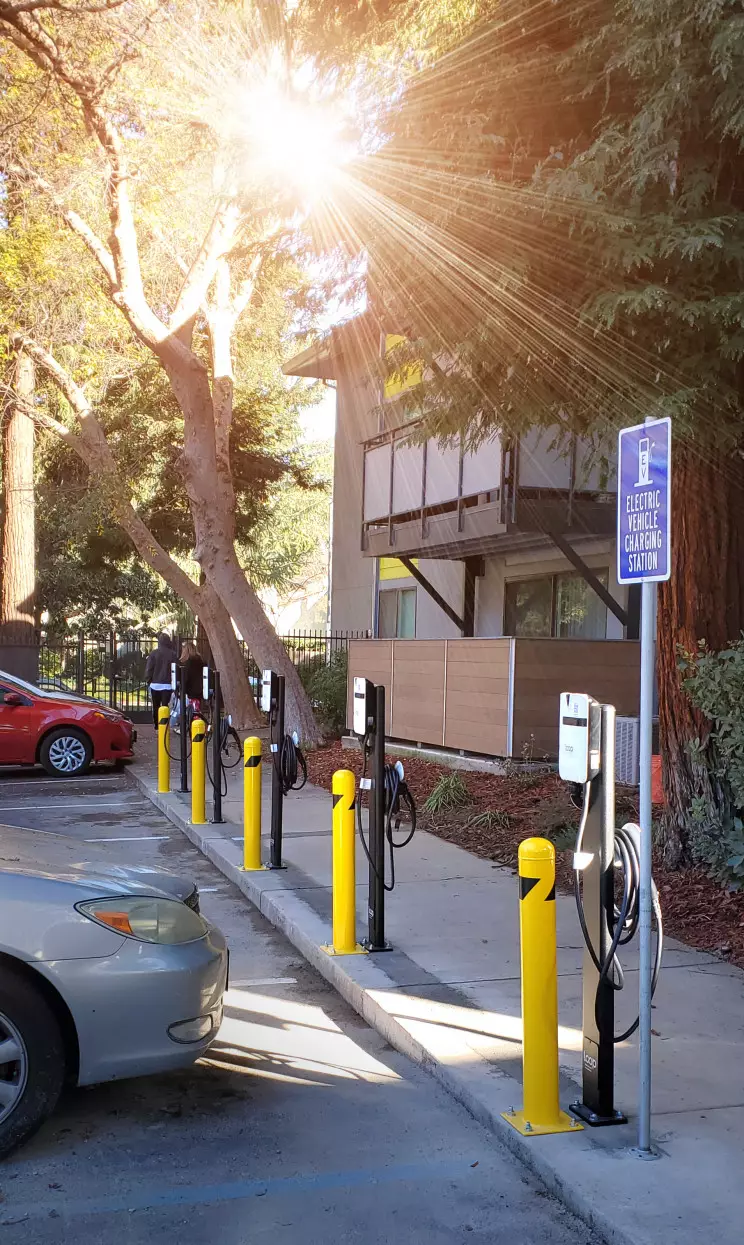 Na parkingu stoi rząd ładowarek Loop EV-Flex.