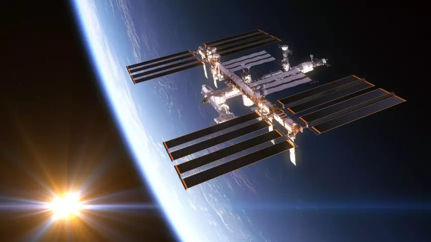 Οι συναγερμοί ακούγονται στον ISS καθώς οι αστροναύτες ξυπνούν και μυρίζουν πλαστικό που καίγεται