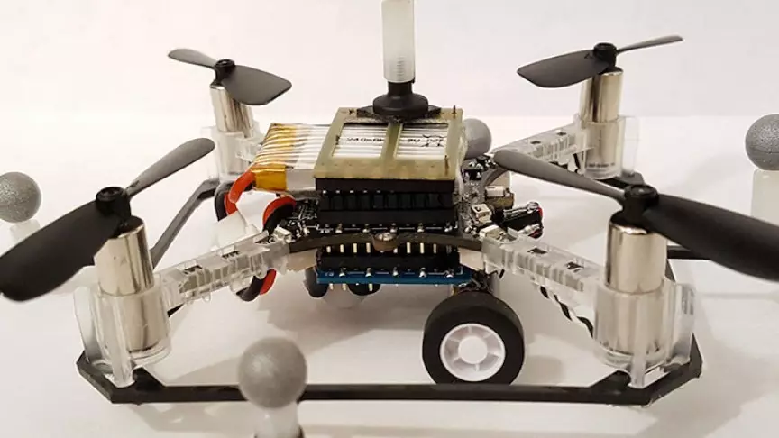 MIT's Nije Swarm fan Acht Quadcopter Drones kin sawol fleane as ride