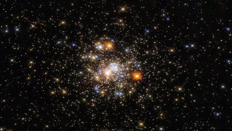 Hubble ຈັບພາບຂອງກຸ່ມວົງໂຄຈອນທີ່ເຫຼື້ອມເປັນເງົາຢູ່ໃນ Sagittarius