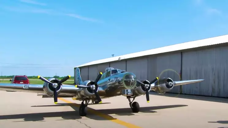 Um piloto construiu uma réplica de um bombardeiro B-17 em escala 1:3 que realmente voa