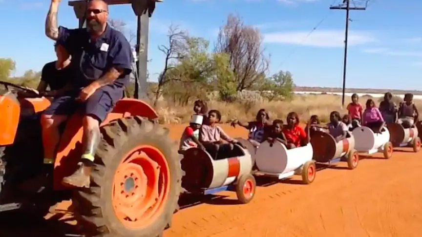 यह DIY बैरल ट्रेन की सवारी बच्चों को स्कूल जाने के लिए प्रोत्साहित करती है