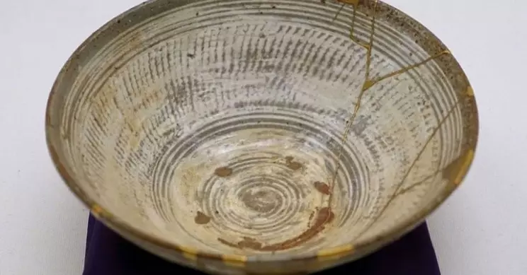 Kintsugi: l'art japonès d'arreglar peces de ceràmica trencades amb or