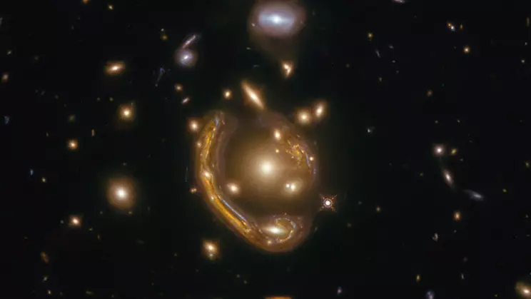 Smeltet 'Einstein Ring' giver et indblik i en galakse 9,4 milliarder lysår væk
