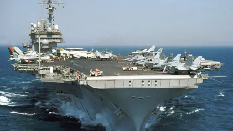 Angkatan Laut AS Adol Loro Kapal Induk Pesawat Veteran Perang kanggo dhuwit