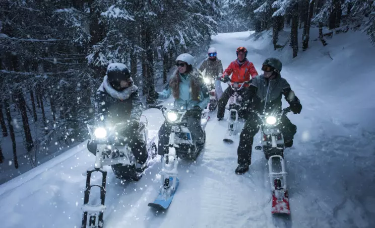 Världens första elektriska snöcykel är redo att åka genom vinterbackar