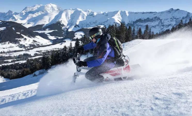 Världens första elektriska snöcykel är redo att åka genom vinterbackar