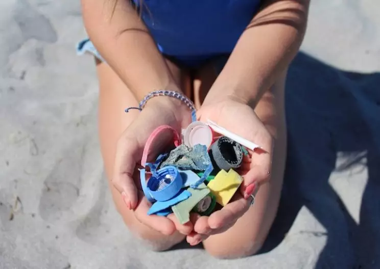 Свака од ових рециклираних наруквица помаже у уклањању 1 фунте морског смећа