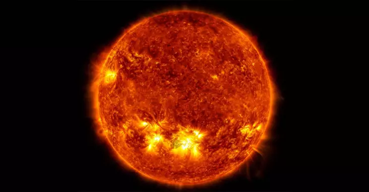 НАСА го сними Сонцето како испушта моќен сончев изблок X1 токму на Земјата минатата недела