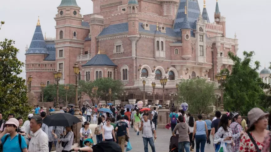 Shanghai Disneyland បិទ និងធ្វើតេស្តមនុស្ស 33K បន្ទាប់ពីករណី COVID មួយ។