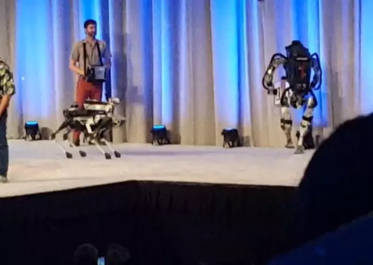 Ha megnézi, ahogy ez a robot leesik a színpadról, biztosan nevetni fog