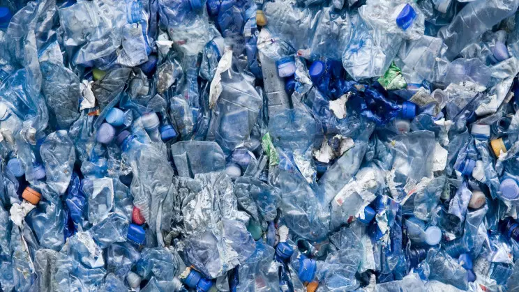 Una empresa està convertint els residus de plàstic de baixa qualitat en oli útil