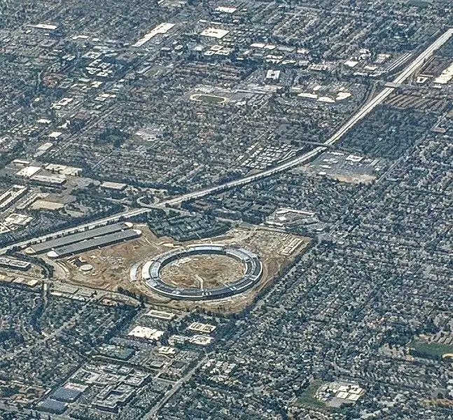 Punëtorët e ndërtimit na japin një paraqitje të shkurtër brenda Apple Park në Snapchat