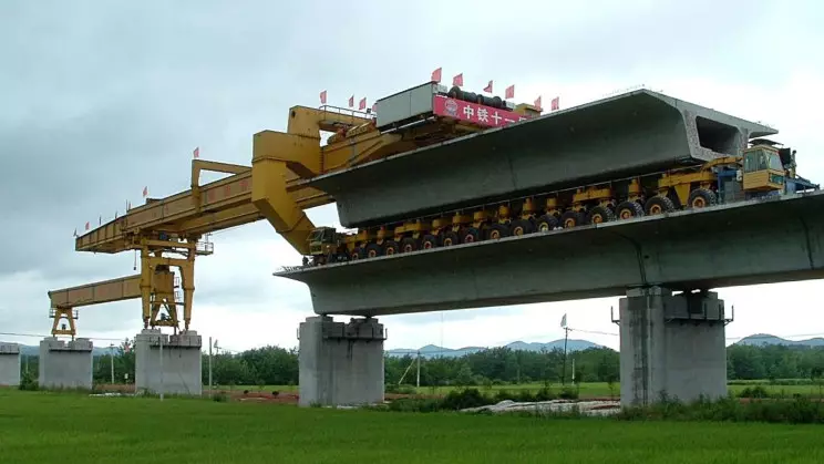 China's 640 ton wegende 'ijzeren monster' kan in een paar dagen kolossale bruggen bouwen