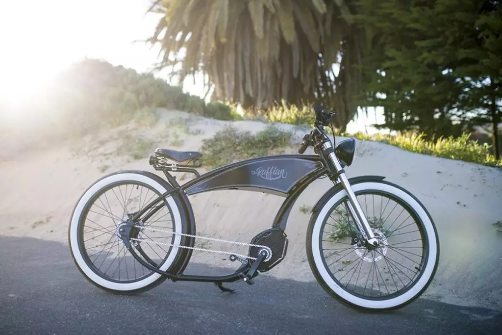 Esta bicicleta eléctrica de alto rendimiento se ve y se siente como una Chopper antigua