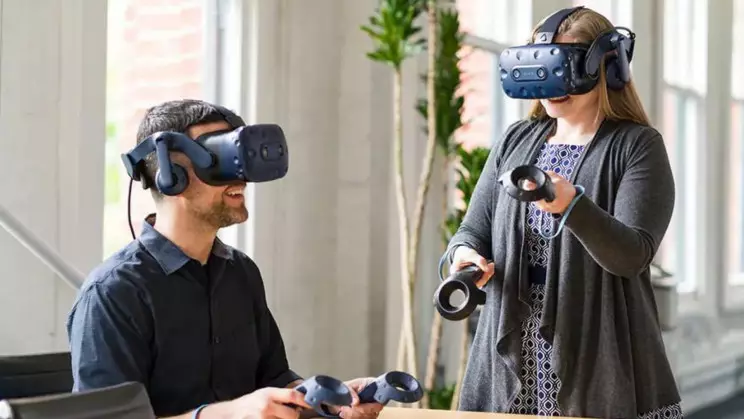 Kompleti i syve VIVE Pro i HTC hap dyert e botës virtuale