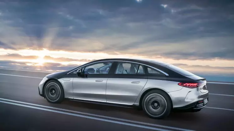 وصلت EQS من مرسيدس إلى 441 ميلاً في اختبار المدى ، بفوزها على Tesla Model S.