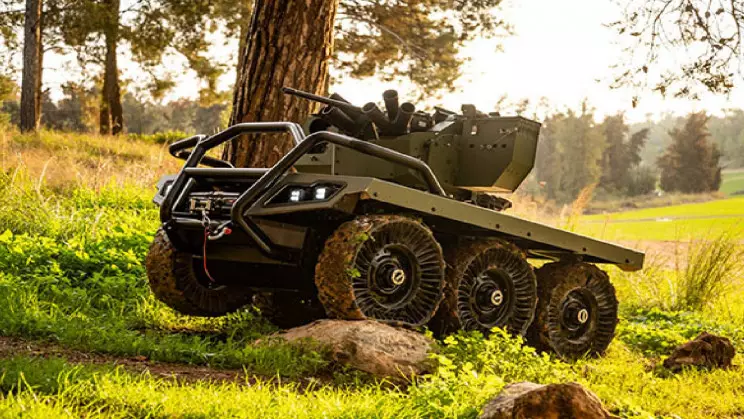 Ова автономно воено возило доаѓа со беспилотно летало со мултикоптер