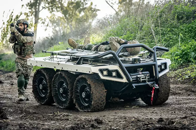 Selle autonoomse sõjaväesõidukiga on kaasas multikopteri droon