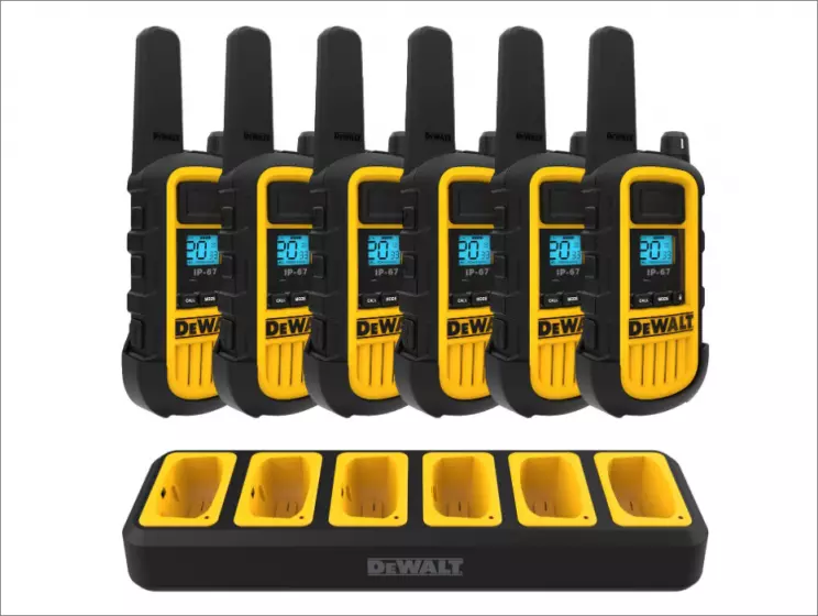 Genep walkie-talkies kalawan base ngecas