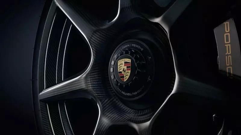 Porsche Uzas la Plej Grandan Radian Plektiĝan Maŝinon de la Mondo por Krei Karbonfibrajn Radojn