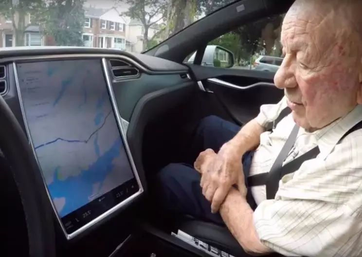 Denne mannen tok med sin 97 år gamle bestefar en tur i sin nye Tesla Model S