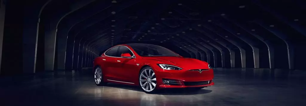 Denne mannen tok med sin 97 år gamle bestefar en tur i sin nye Tesla Model S