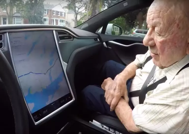 Gisakyan Niini nga Lalaki ang Iyang 97-anyos nga Lolo sa Iyang Bag-ong Tesla Model S