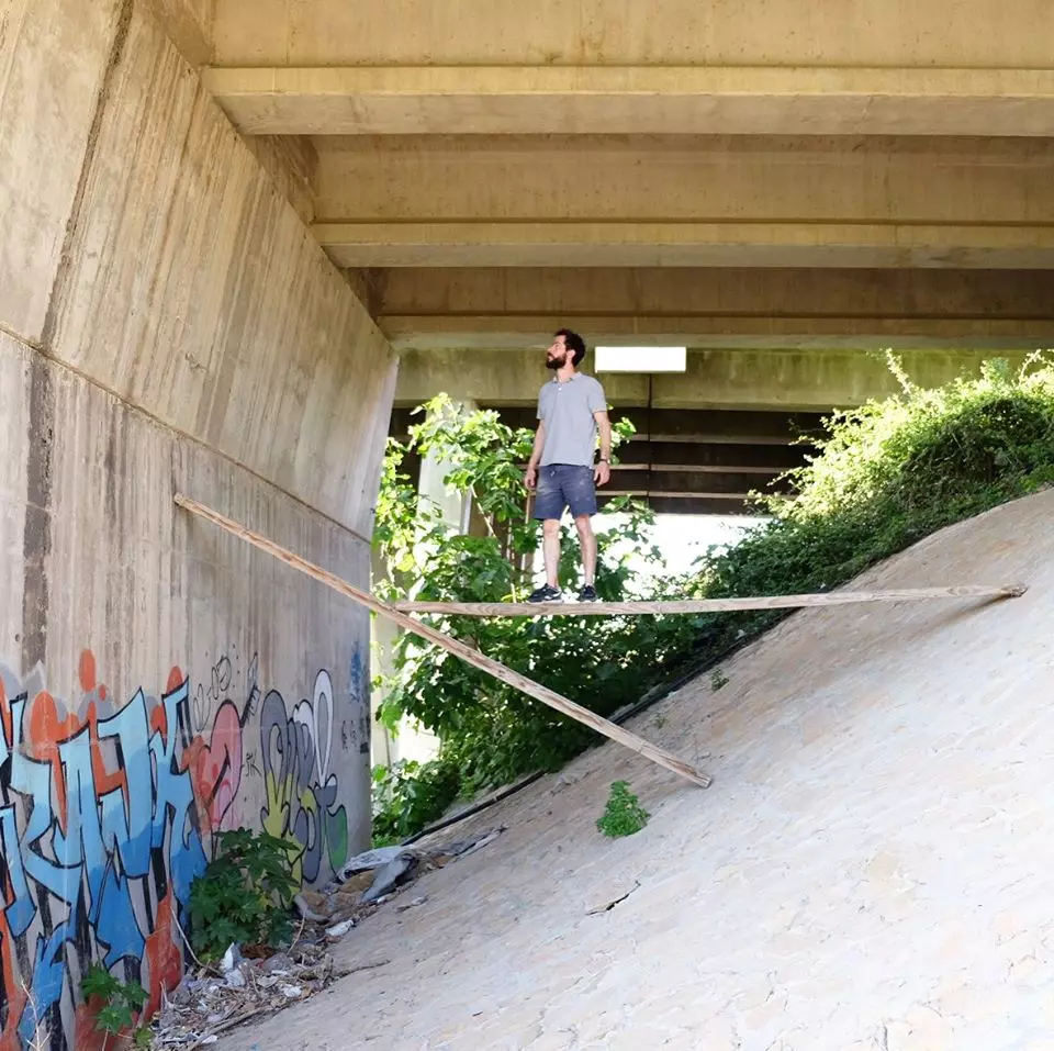 Kining Self-Taught Designer Nagtukod ug Usa ka Talagsaon nga Sekreto nga Opisina Ubos sa Busy Bridge