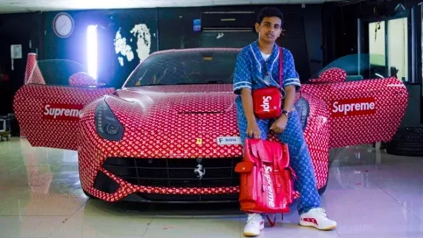 Bocah sugih 15 taun saka Dubai iki mung entuk Ferrari dibungkus nganggo cetakan Louis Vuitton