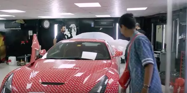 Este garoto rico de 15 anos de Dubai acaba de ter sua Ferrari embrulhada em estampa Louis Vuitton