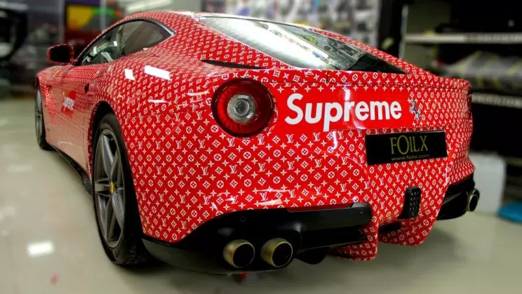 Toto 15-ročné bohaté dieťa z Dubaja práve dostalo svoje Ferrari zabalené do potlače Louis Vuitton