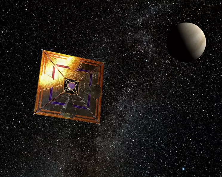 مربع لامع ذهبي اللون به مركبة فضائية صغيرة متصلة بالفضاء وكوكب في الخلفية.