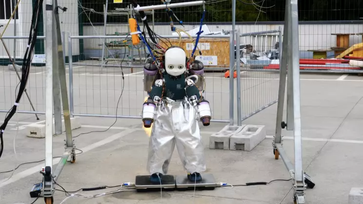 En syntetisk menneskelig robot kan snart flyve takket være Iron-Man Jetpacks