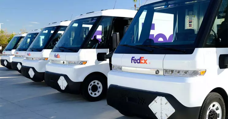 FedEx ги доби првите целосно електрични комбиња за испорака со нула издувни цевки